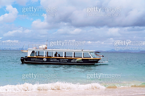 Tourist Glass Bottom Boat Coming Into Shore 이미지 (1197186877) - 게티이미지뱅크