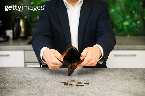 Man opening completely empty wallet 이미지 (1272976669) - 게티이미지뱅크