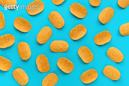 Potato chips pattern on aqua blue background top view flat lay 이미지 ...