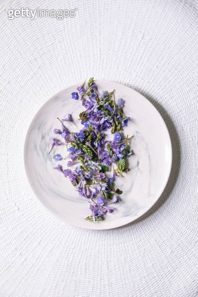 Edible flowers on plate 이미지 (1225055463) - 게티이미지뱅크