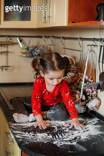 Flour Sensory Play for Toddlers. Easy flour sensory play activity for ...