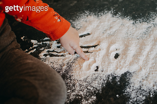 Flour Sensory Play for Toddlers. Easy flour sensory play activity for ...