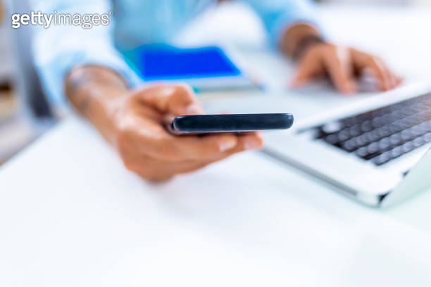 Staying in touch with his colleagues 이미지 (1226712506) - 게티이미지뱅크