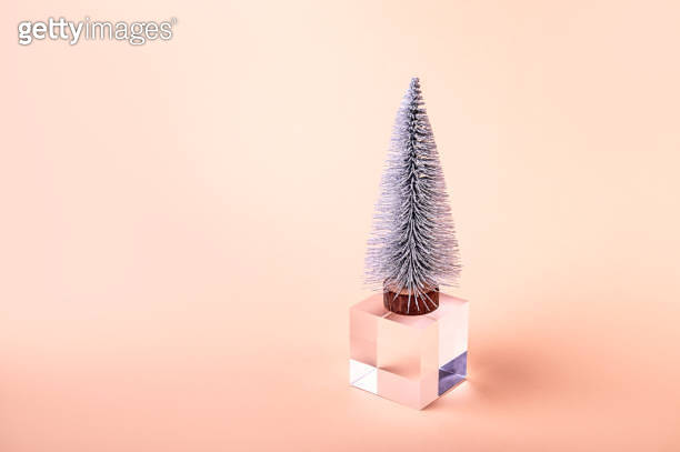 Xmas tree on Acrylic Solid Display Block (1280030446) - 게티이미지뱅크
