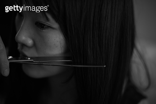 A woman who cuts her hair while crying 이미지 (1292892100) - 게티이미지뱅크
