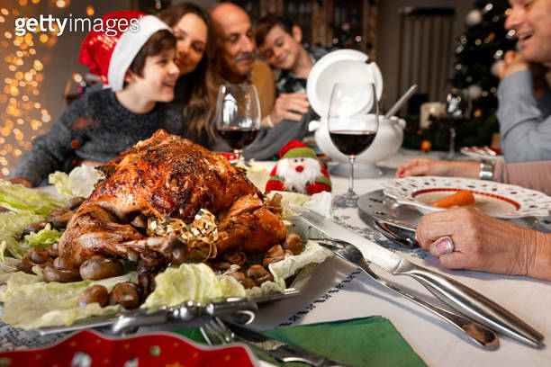Tasty roast turkey with a happy smiling family around it. 이미지 ...