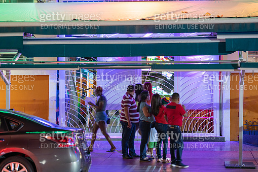 Group of tourists visiting Miami Beach during Spring Break 2020 이미지 ...