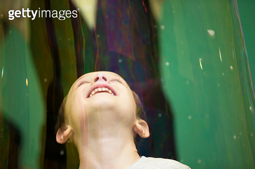 The boy inside the soap bubble on the show. 이미지 (1211952669) - 게티이미지뱅크