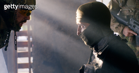 Angry soldier interrogating mature terrorist 이미지 (1279118175) - 게티이미지뱅크