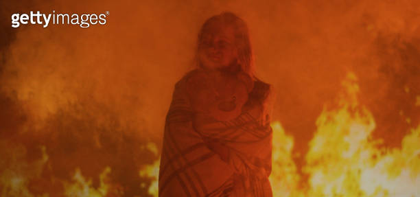 Girl trapped in fire crying 이미지 (1202269524) - 게티이미지뱅크