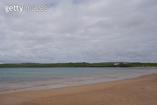Scapa beach on the mainland of Orkney (1202551794) - 게티이미지뱅크