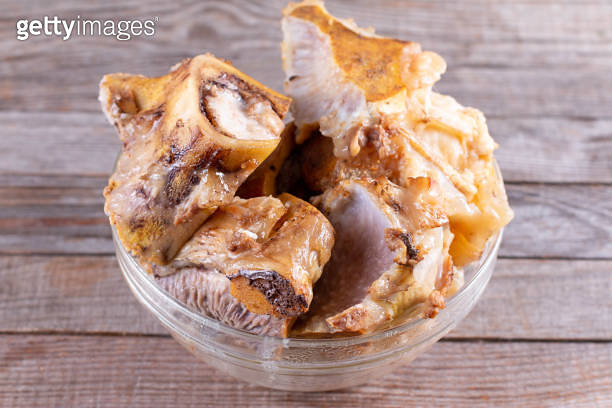 Boiled beef bones, which contain the necessary amino acids for the body ...