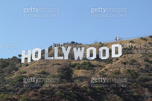 HOLLYWOOD sign on blue sky background. World famous landmark. 이미지 ...