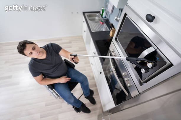 Disabled Man Using Grabber Tool In Kitchen 이미지 (1206990136) - 게티이미지뱅크