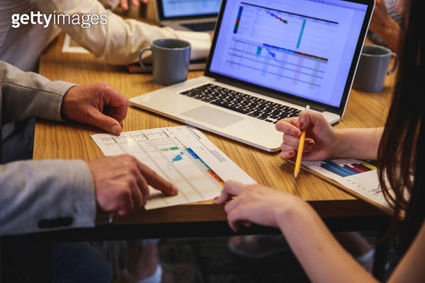 Studying data project in digital and printed graphs 이미지 (1270196076 ...