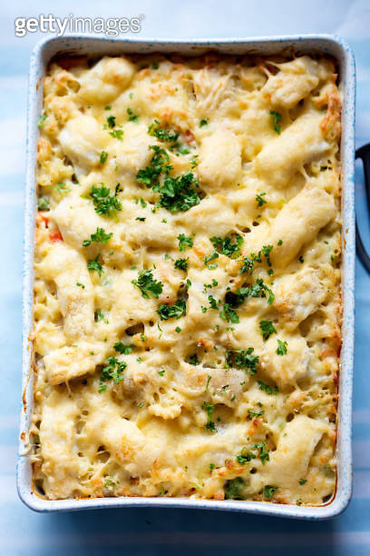 Fish pie mac ’n’ cheese with cod, carrot & peas (1285794402) - 게티이미지뱅크
