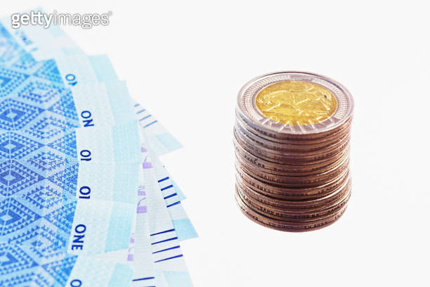 South African R100 notes with stack of R5 coins (1278827580) - 게티이미지뱅크