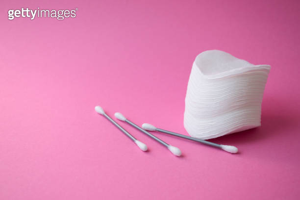 Stack of cotton pads and sticks 이미지 (1271117355) - 게티이미지뱅크