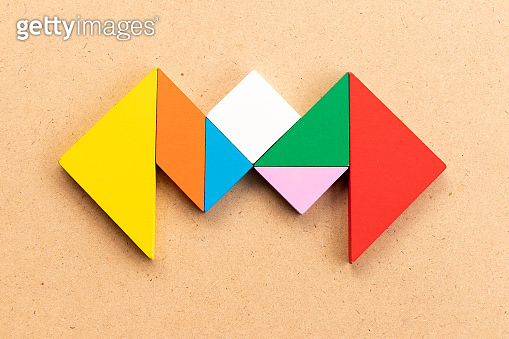 Color tangram puzzle in crab shape on wood bacground (1278073059) - 게티이미지뱅크