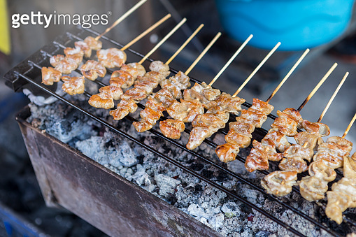 Marinate pig intestine on the grill at the food market 이미지 (1272931178 ...