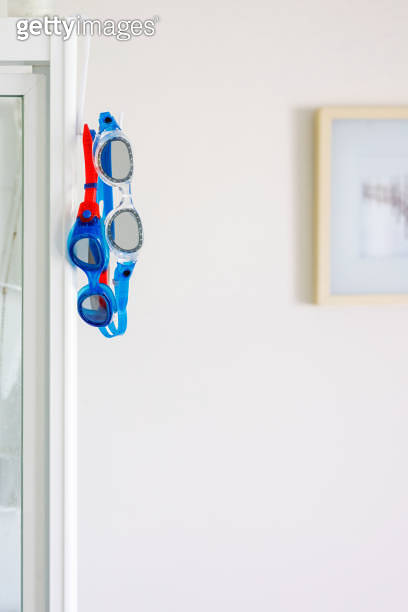 Swimming Goggles Hanging In Domestic Bathroom (1221280183) - 게티이미지뱅크