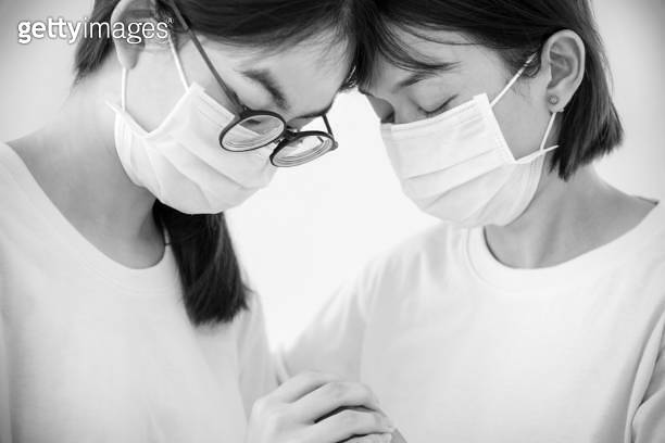 Mother and daughter wear a mask 이미지 (1215171531) - 게티이미지뱅크