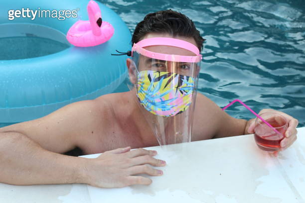Young man wearing PPE in the pool 이미지 (1258088933) - 게티이미지뱅크
