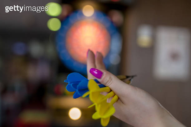 human hand with dart closeup 이미지 (1198968523) - 게티이미지뱅크