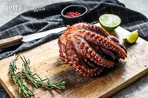 Grilled whole octopus on a cutting Board. Gray background. Top view 이미지 ...