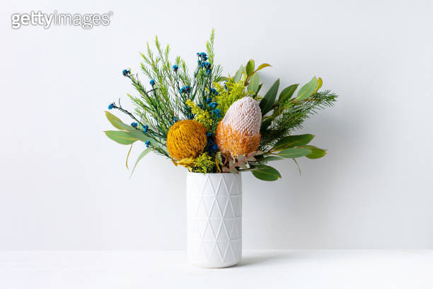 Beautiful mostly Australian native flowers in a white vase. 이미지 ...