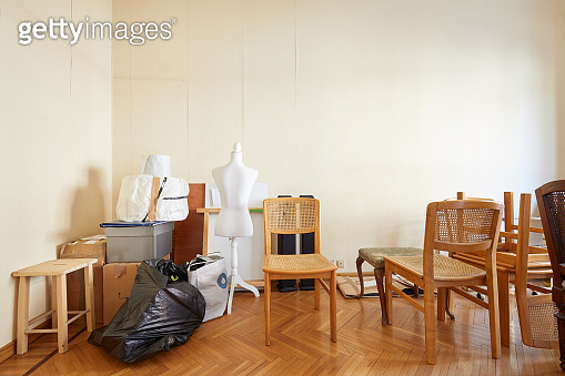 Room with chairs, boxes and a tailor dummy before moving house 이미지 ...