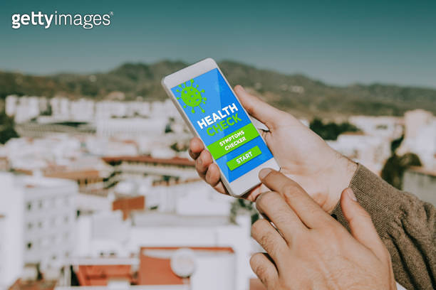 Mobile phone with health check app in the screen 이미지 (1246068594) - 게티이미지뱅크