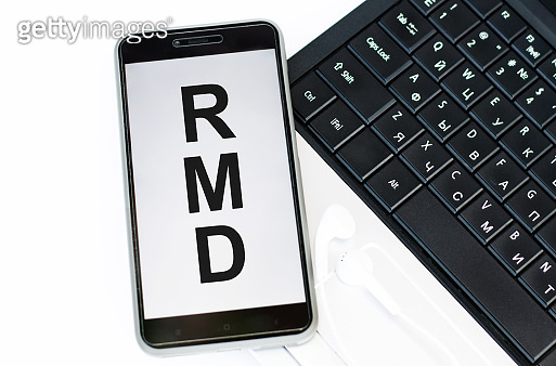 RMD text in the phone lying on the laptop keyboard (1275775632) - 게티이미지뱅크