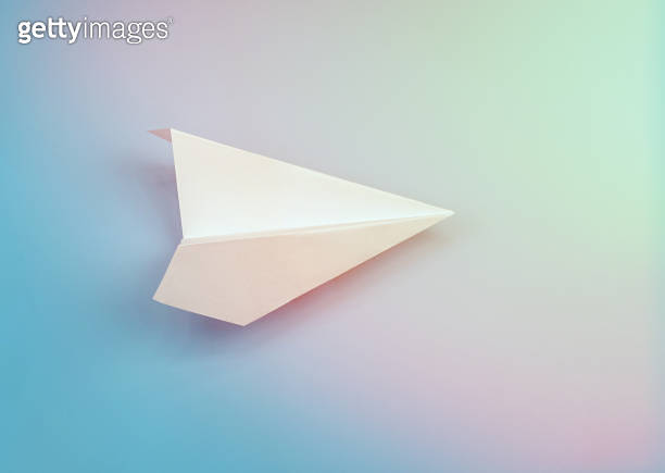 Paper airplane close up with lighting effect 이미지 (1251654156) - 게티이미지뱅크