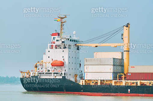 Cargo container cruising along Ganges river (1195616657) - 게티이미지뱅크