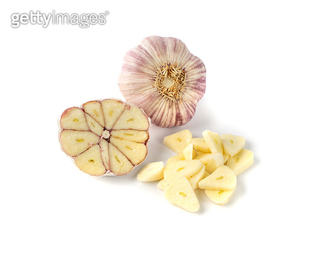 Fresh Garlic Parts Isolated on White Background 이미지 (1217461555) - 게티이미지뱅크