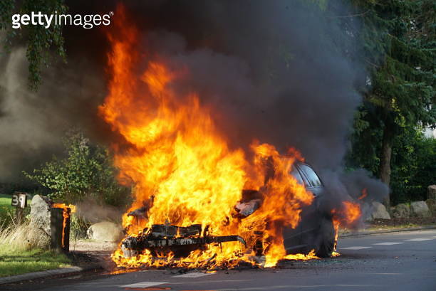 Car on fire 이미지 (1274460353) - 게티이미지뱅크