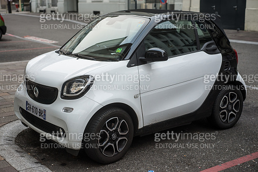 Front view of white Smart car parked in the street 이미지 (1279883772 ...