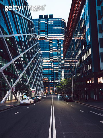 Street view surrounded with commercial office buildings in a city 이미지 ...