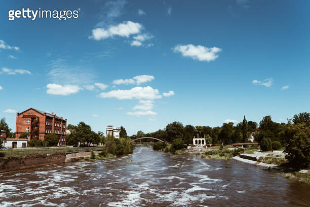 Neisse river with Polish German riverside near city center 이미지 ...