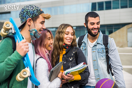 Group of young students bonding outdoors 이미지 (1286842930) - 게티이미지뱅크