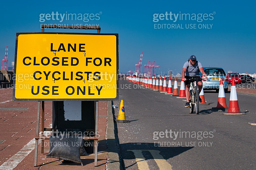A sign advises that a road lane is for cyclists only. (1226412600) - 게티 ...
