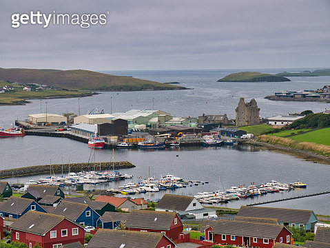 The town, castle and port of Scalloway in Shetland, Scotland, UK 이미지 ...