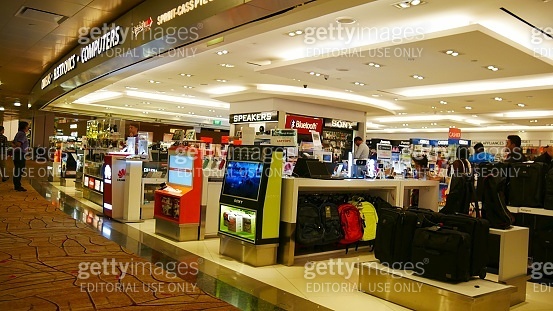 One of the duty free electronic stores inside Changi Airport. 이미지 ...