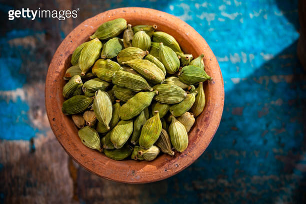Indian spices collection, dried green cardamom pods clay bowl 이미지 ...