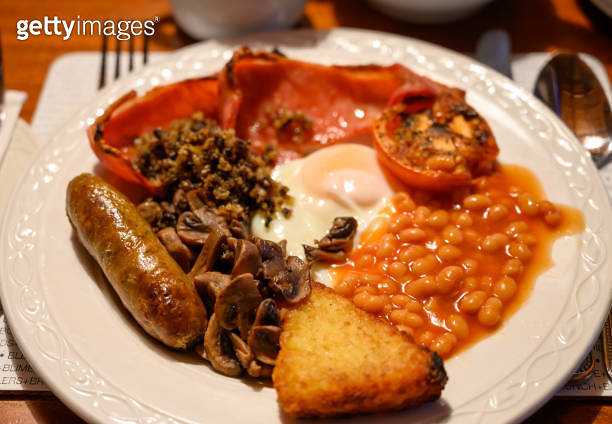 Full Scottish breakfast with bacon, fried egg, beans, tomato, roasted ...