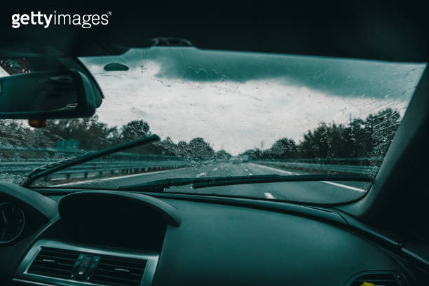 View through the rain-drenched windshield 이미지 (1266903344) - 게티이미지뱅크
