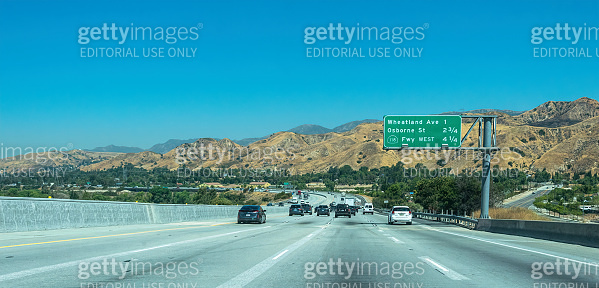 Cars on a freeway on the outskirts of Los Angeles, California, USA 이미지 ...