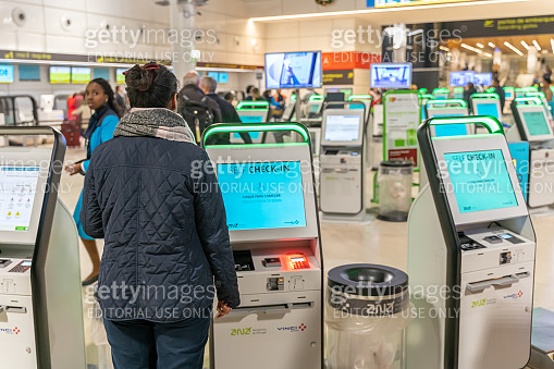 Self check in machine at airport. 이미지 (1213737828) - 게티이미지뱅크