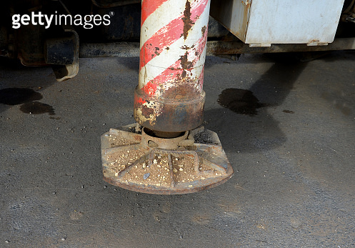 crane stabilizer foot hydraulic column lifts the vehicle up into air ...